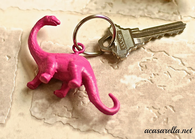 pink dino keychain - Mademoiselle Je Sais Tout
